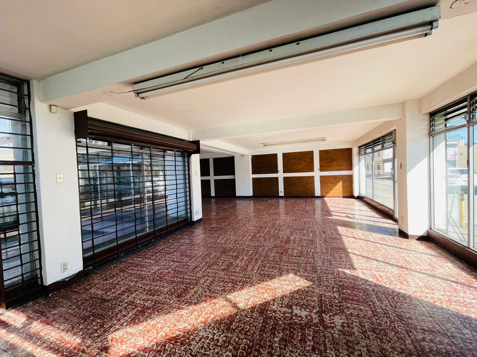 Venta de edificio de 5 niveles en excelente ubicación, Zona 01 - DKZ Real Estate